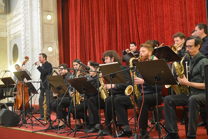"THE SEASON IS ON": Big Band Pula u Circolu - Glas Istre