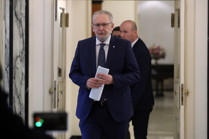 Od ponoći zabranjeni javni događaji i rad trgovina osim za prehranu i ...