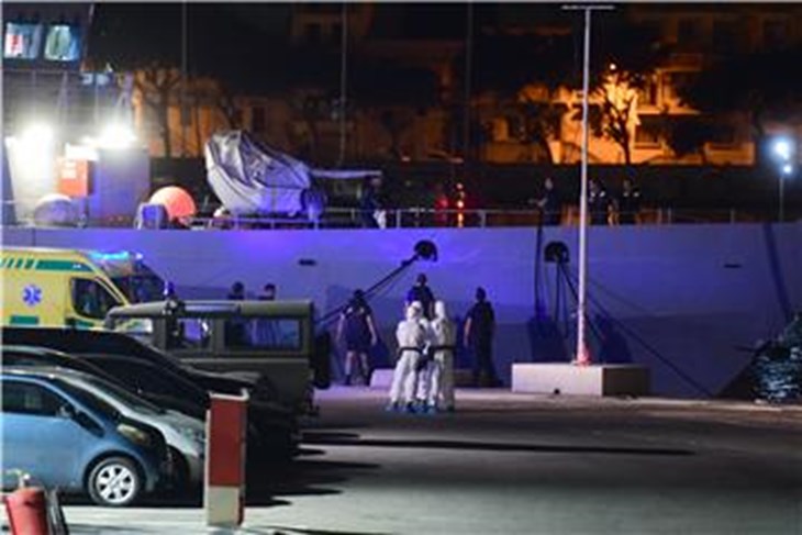 Malta ne dopušta brodu s migrantima da pristane, ČEKAJU ODGOVOR EU-a ...