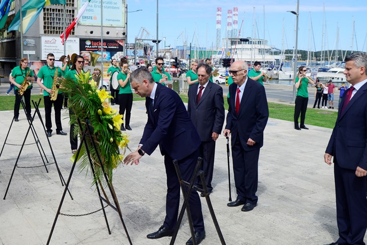 Dan antifašističke borbe obilježen u Puli polaganjem vijenaca koje je ... Dan antifašističke borbe obilježen u Puli polaganjem vijenaca koje je ...