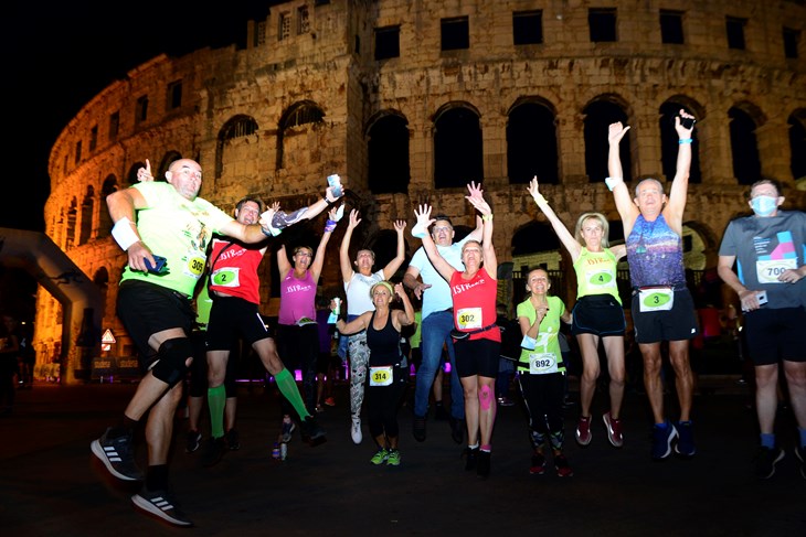 FOTO GALERIJA/PULA MARATHON Šestotinjak trkača u noćnoj utrci kroz ...