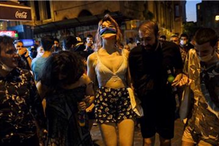 Turska policija suzavcem rastjerala Paradu ponosa u Istanbulu - Glas Istre Turska policija suzavcem rastjerala Paradu ponosa u Istanbulu - Glas Istre