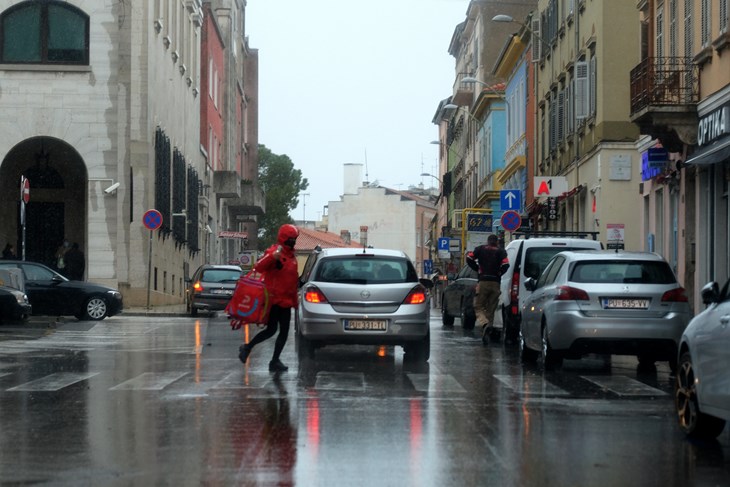ZASPALI SMO U JEDNOM, PROBUDILI SE U DRUGOM GODIŠNJEM DOBU. Pljuskovi u ... ZASPALI SMO U JEDNOM, PROBUDILI SE U DRUGOM GODIŠNJEM DOBU. Pljuskovi u ...