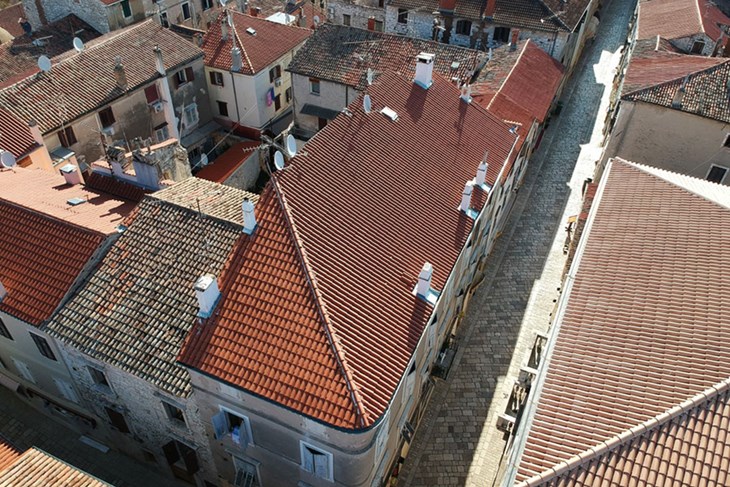 Za obnovu fasada, krovova i stolarije u starogradskoj jezgri Poreča ... Za obnovu fasada, krovova i stolarije u starogradskoj jezgri Poreča ...