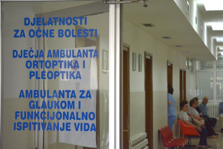U pulskoj bolnici na listu čekanja za uklanjanje očne mrene upisano je ...