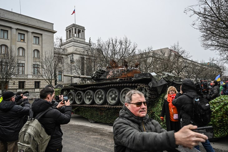 Aktivisti dovezli uništeni tenk T-72 pred rusko veleposlanstvo u ... Aktivisti dovezli uništeni tenk T-72 pred rusko veleposlanstvo u ...