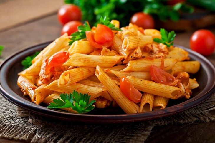 Recept dana: Piletina u umaku od rajčice s tjesteninom - Glas Istre