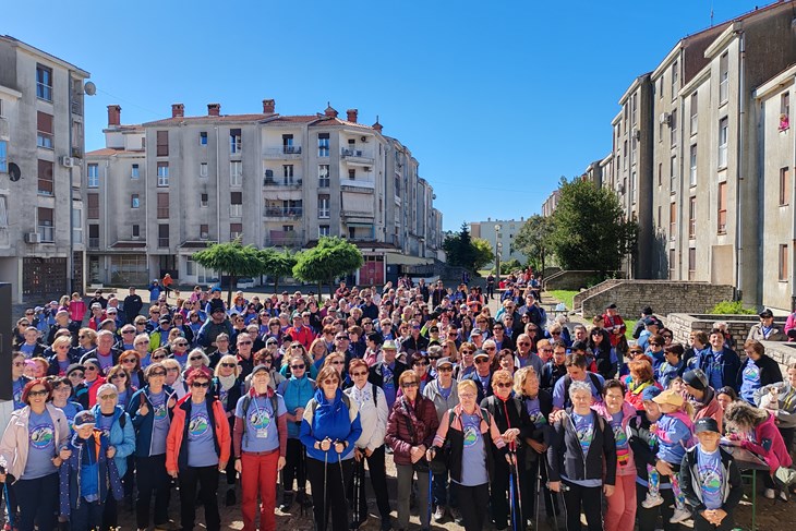 FOTOGALERIJA / Tristotinjak Labinjana danas pješačilo od Labina do ...