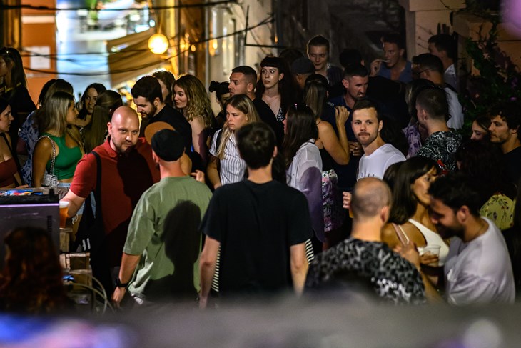 Downtown Pula kao zagrijavanje za Music After Dinner party na Mornaru ...