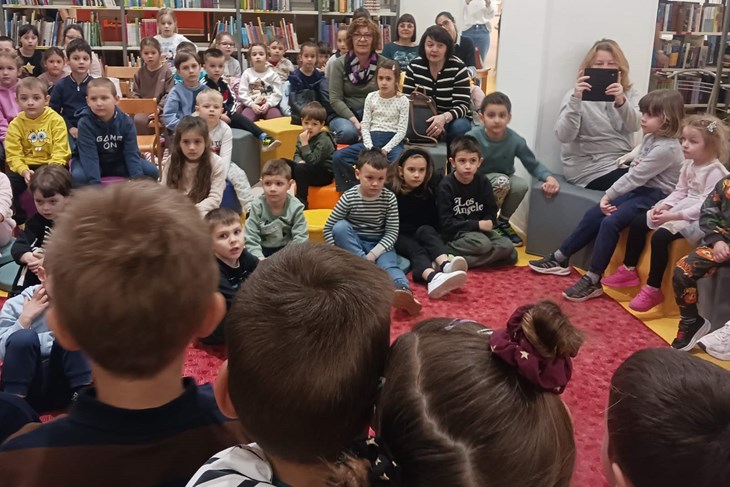 FOTO / Djeca, pjesma i smijeh obilježili rođendan kampanje "Čitaj mi ...
