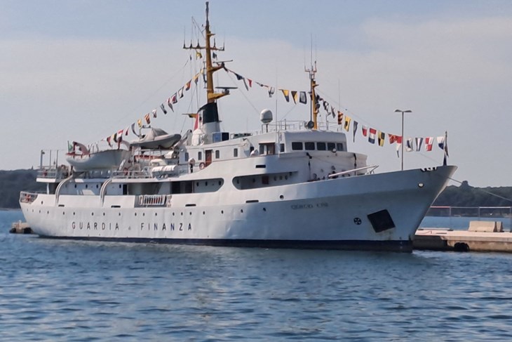 FOTO / Povijesni brod talijanske Guardia di Finanza uplovio u Pulu ...