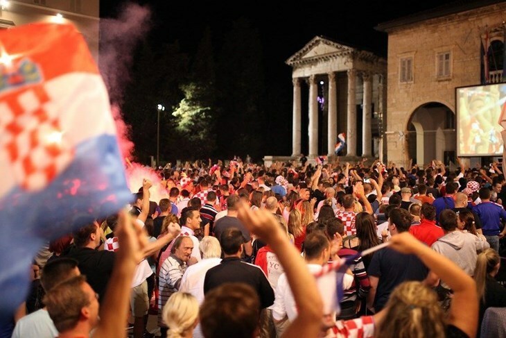 FOTOGALERIJA / Hrvatska igra u nezgodnim satima, ali Istra neće spavati ...