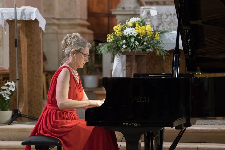 GLAMUROZNI KONCERT VRHUNSKE PIJANISTICE IDE GAMULIN Virtuozna klavirska ...